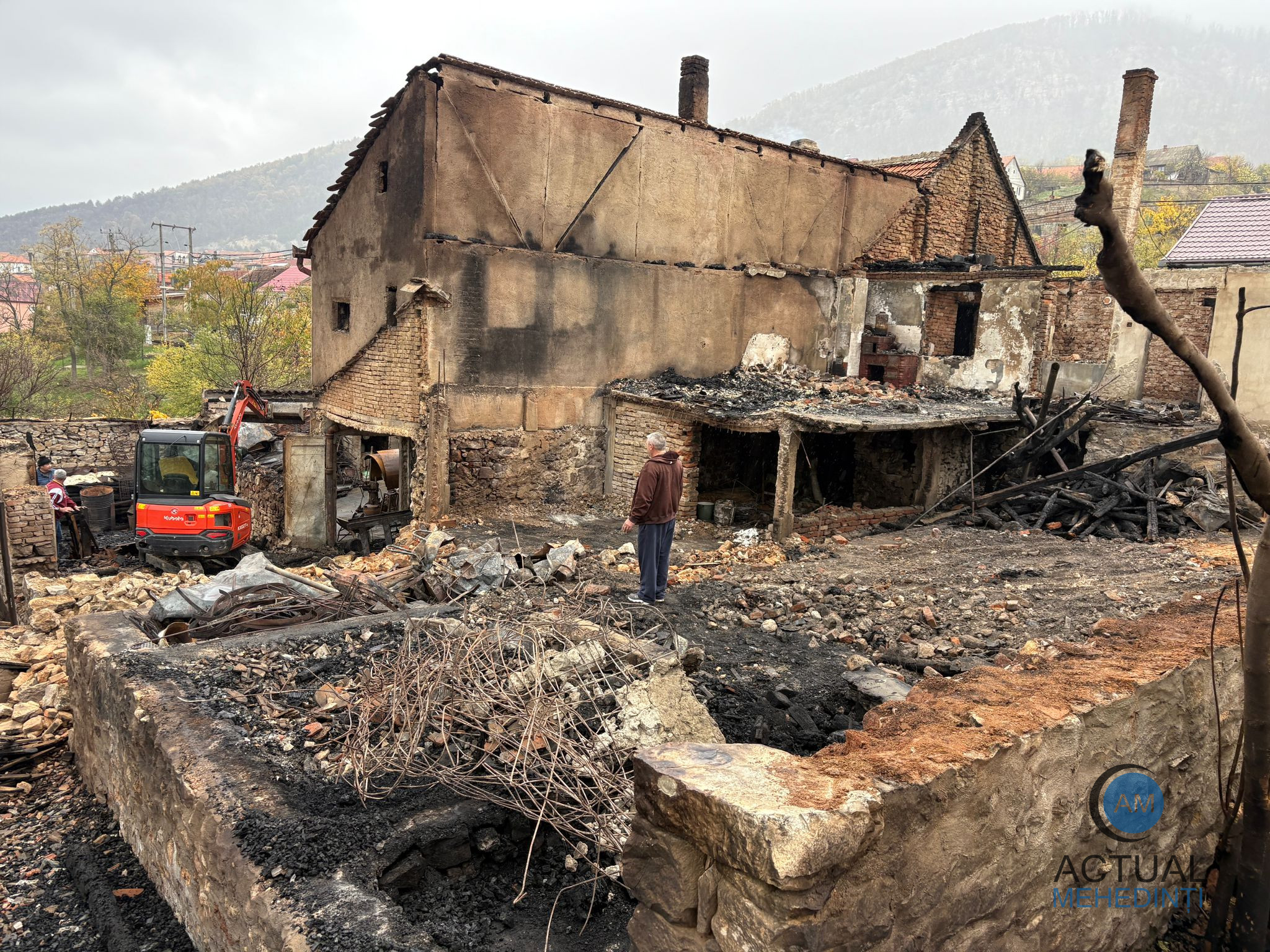 Case mistuite de flăcări, familii rămase sub cerul liber! Din suflet ...